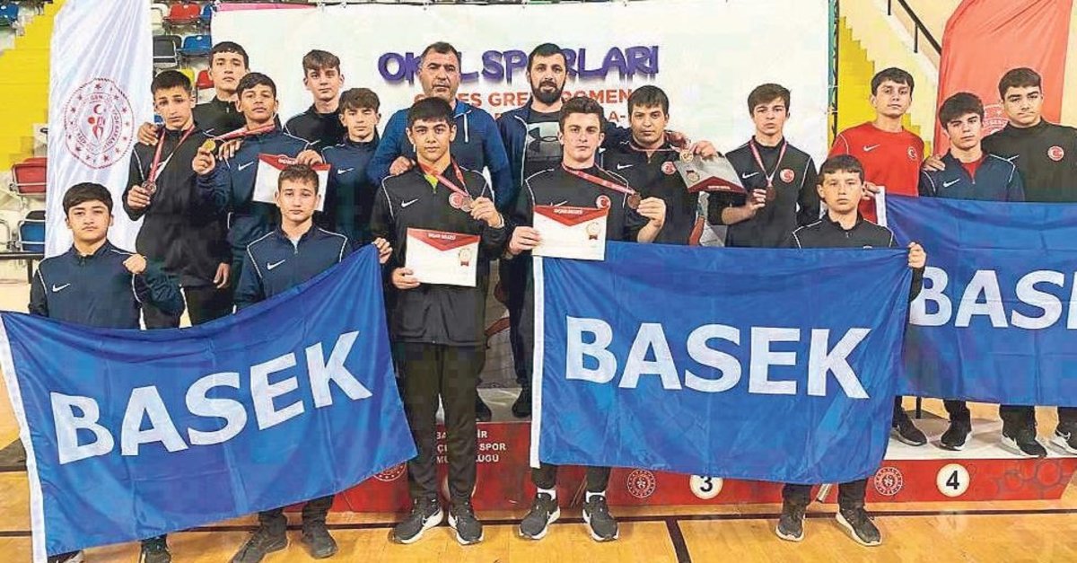 Basek güreşte Türkiye şampiyonu