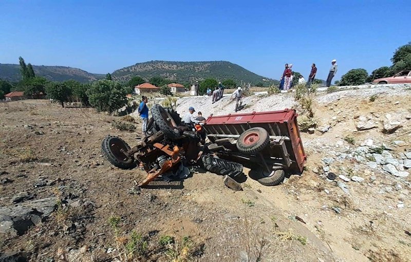 İzmir’de korkunç kaza! Devrilen traktörün sürücüsü öldü, eşi yaralandı İzmir’de korkunç kaza! Devrilen traktörün sürücüsü öldü, eşi yaralandı