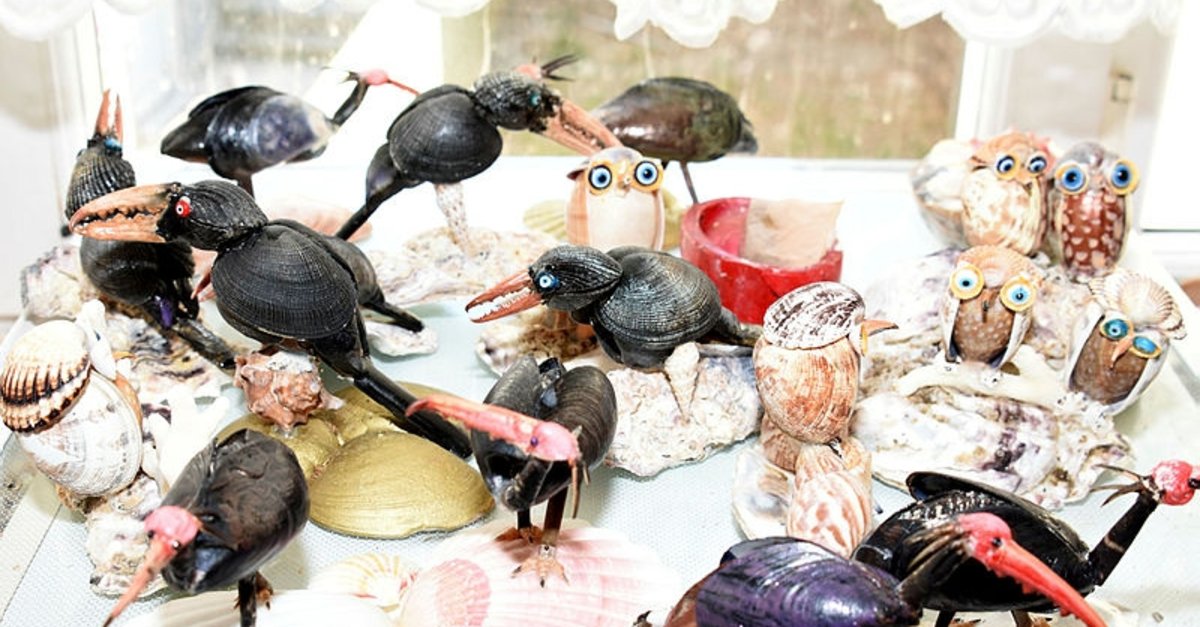 Midye kabuklarıyla hayvan figürleri yapıyor