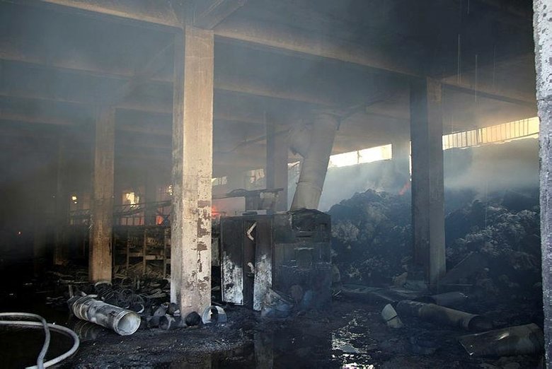 Uşak’ta 15 saattir yanan fabrikada soğutma çalışmaları Uşak’ta 15 saattir yanan fabrikada soğutma çalışmaları