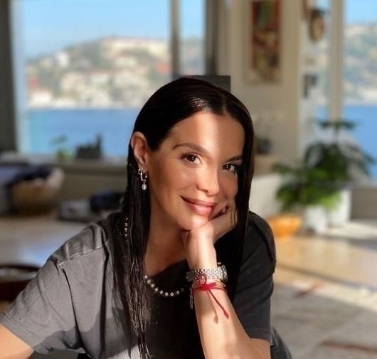 Cemre Kemer mutlu aile pozunu paylaştı