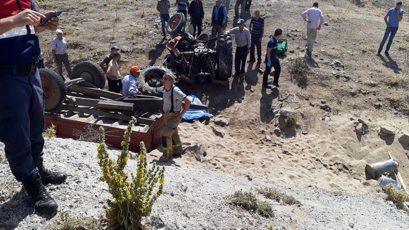 İzmir’de korkunç kaza! Devrilen traktörün sürücüsü öldü, eşi yaralandı İzmir’de korkunç kaza! Devrilen traktörün sürücüsü öldü, eşi yaralandı