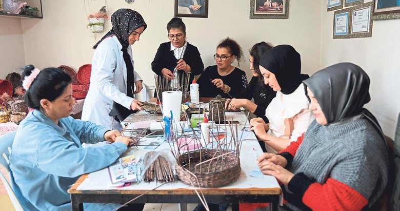 Eski kitaplar kadın elinde sepet oluyor - Pazar Haberleri