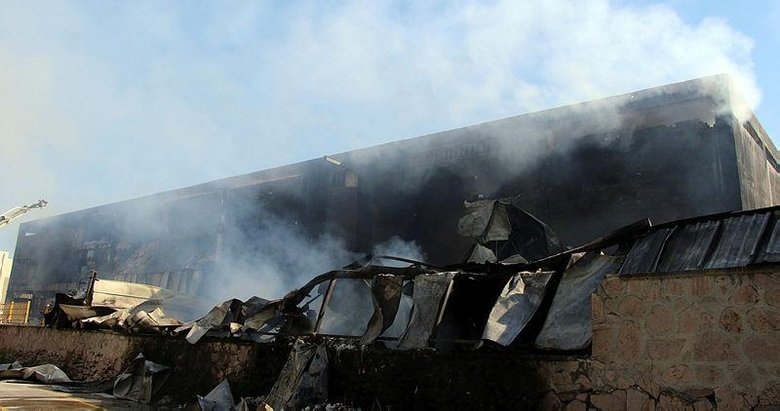 Uşak’ta 15 saattir yanan fabrikada soğutma çalışmaları Uşak’ta 15 saattir yanan fabrikada soğutma çalışmaları