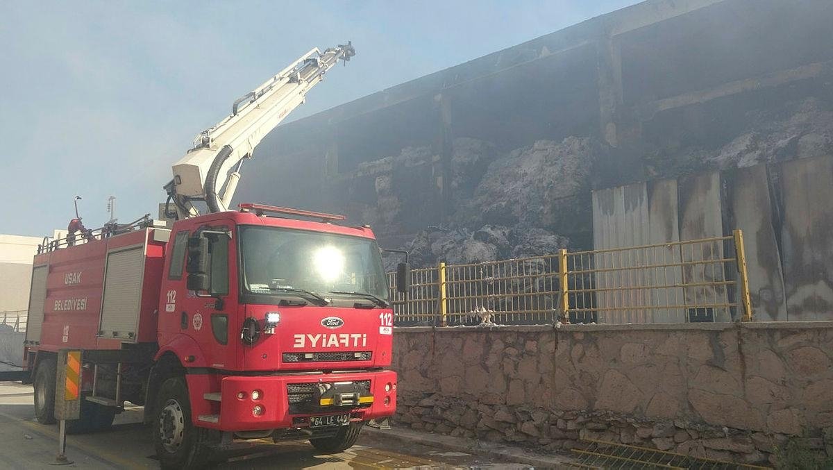 Uşak’ta 15 saattir yanan fabrikada soğutma çalışmaları Uşak’ta 15 saattir yanan fabrikada soğutma çalışmaları
