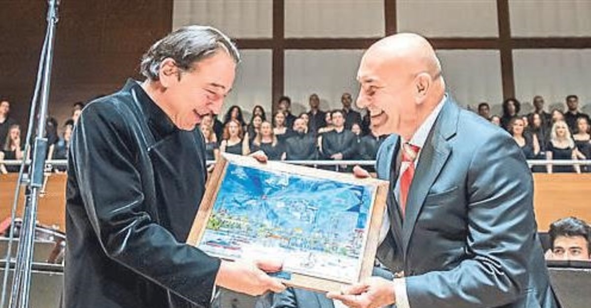 Büyükşehir’in sanatçıları 100. Yıl Marşı için kapıştı - İzmir Haberleri Büyükşehir’in sanatçıları 100. Yıl Marşı için kapıştı - İzmir Haberleri