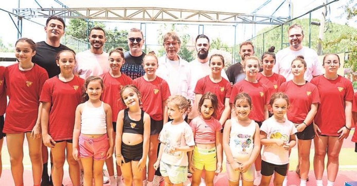 Sepil, spor okullarındaki genç öğrencilerle buluştu