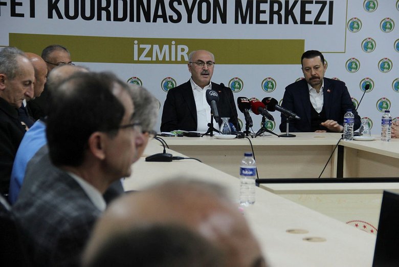 İzmir Valisi Köşger, depremzedeler için toplanacak yardımlara ilişkin ... İzmir Valisi Köşger, depremzedeler için toplanacak yardımlara ilişkin ...