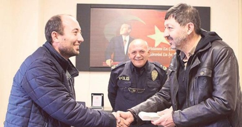 Yolda bulduğu 28 bin lirayı polise teslim etti - Kütahya Haberleri