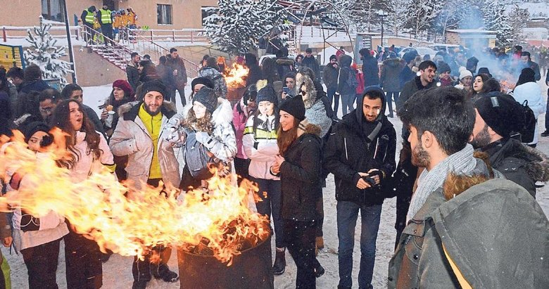 Eksi 16 derecede Teoman konseri - Sarmaşık Haberleri